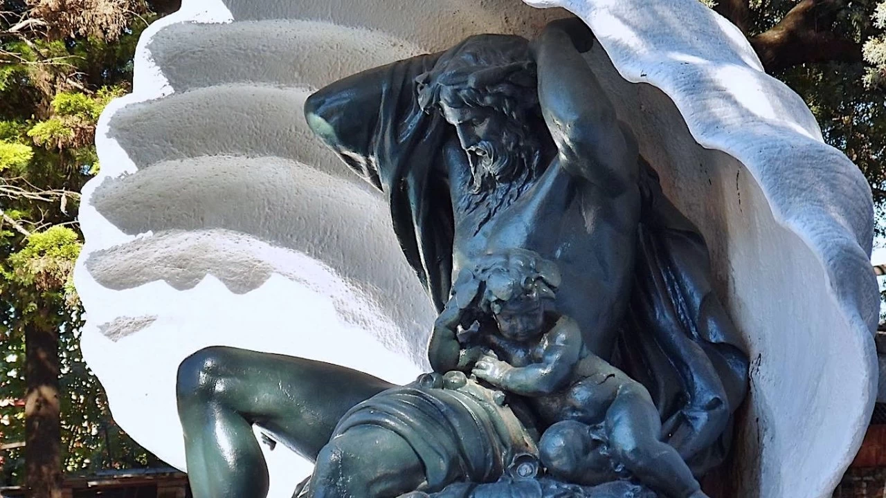 Estatua Del Dios Neptuno Toma Vertical De La Estatua Del Dios Neptuno